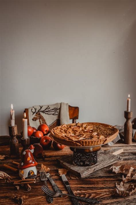 가을 가을 디저트 가을의 풍미 가족 모임 계피 단풍 도금 디저트 디저트 따뜻한 음색 따뜻한 조명 떨어지다 맛있는 파이 목조 테이블 베이킹 베이킹