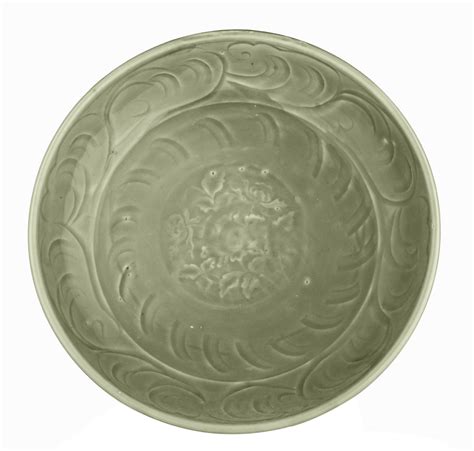 Lot A Chinese Longquan Celadon Peony Charger Ming Period ø 33 Cm