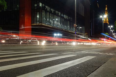 브라질 상파울루 밤에는 파울리스타 애비뉴에 있는 Masp 미술관 자동차 조명 트레일 긴 노출 거리에 대한 스톡 사진 및 기타 이미지 Istock