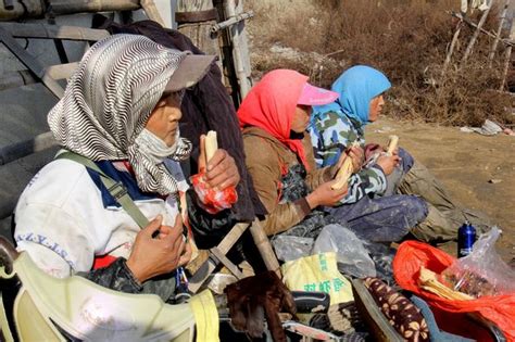 挖蛏女泥滩里一天挣一百 中午啃煎饼你干不干 每日头条