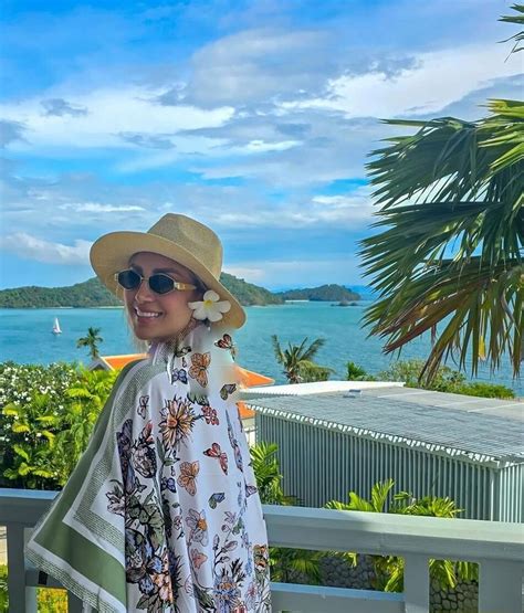 عکس نگاهی به استایل شیک و رنگارنگ مینا مختاری، همسر خوش‌پوش بهرام رادان در بهشت تایلند