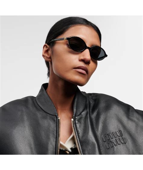 Miu Miu Черные пластиковые солнцезащитные очки для женщин купить