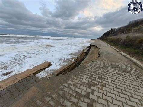 Пропадна част от крайбрежната алея в Обзор СНИМКИ Информационна агенция ПИК