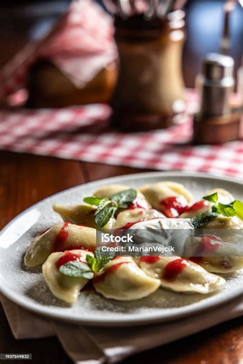 동유럽 전통 음식 만두 피에로기 바레니키 딸기로 속을 채우고 잼을 얹은 피로히 0명에 대한 스톡 사진 및 기타 이미지 0명 감자 요리 건강한 식생활 Istock