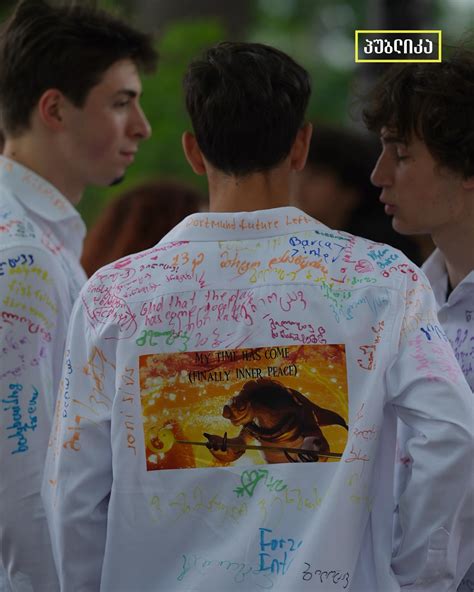 პუბლიკა დღეს მეთორმეტეკლასელებისთვის ბოლო ზარი დაირეკა მოსწავლეები სკოლაში ბოლო დღეს