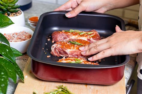 오븐 배경을 위한 금속 베이킹 접시에 소금과 향신료를 곁들인 생 대리석 쇠고기 스테이크 슬라이스 저녁 식사를 위한 신선한 고기의 준비 손에 대한 스톡 사진 및 기타 이미지