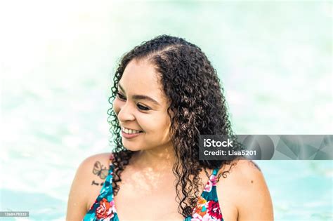 휴가에 야외 리조트 수영장에서 수영 아름다운 아프리카 카리브해 여자 30 34세에 대한 스톡 사진 및 기타 이미지 30 34
