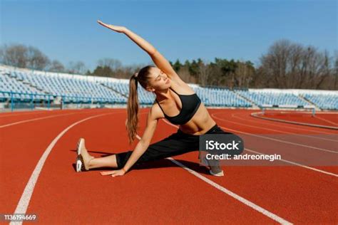 젊은 피트 니스 여자 주자는 트랙에서 실행 하기 전에 워밍업 여름의 아침 연습 러닝 트랙에 대한 스톡 사진 및 기타 이미지 러닝 트랙 스트레칭 가냘픈 Istock