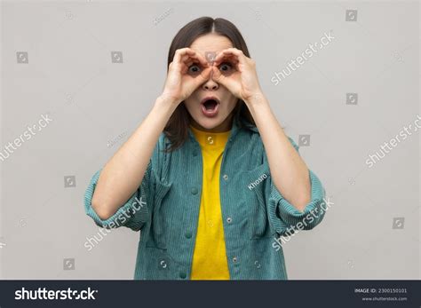 어른 손 망원경 20848개가 넘는 로열티 프리 라이선스 대상 스톡 사진 Shutterstock