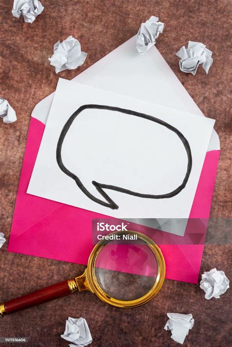 봉투 돋보기 구겨진 종이로 둘러싸인 연설 거품 그림이있는 편지 그것은 사업 진행을위한 중요한 계획과 아이디어를 대표합니다 0명에