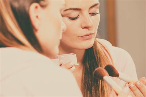 여자 부착으로 청동 색으로 만들고 파우다 및 브러시를 아주머니 쥐젖 가정의 방에 대한 스톡 사진 및 기타 이미지 가정의 방 그림 그리기 메이크업 화장품 Istock