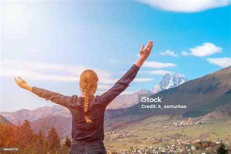 아름 다운 소녀 제기 팔 Svaneti Ushba 산의 산을 여행 하는 동안 휴식 그루지야에 대한 스톡 사진 및 기타 이미지 그루지야 백인종 사진 이미지 Istock