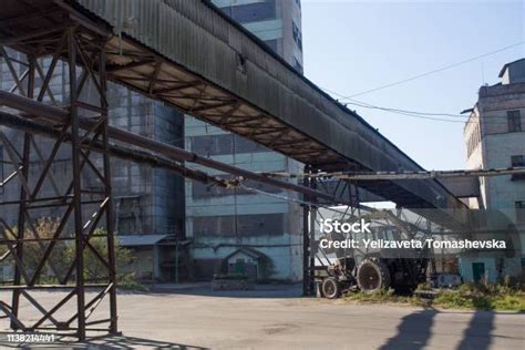 저장 및 운송을 위한 건물 동유럽의 오래 된 공장에서 탑과 타워의 금속 구조 환경 오염에 미치는 영향 0명에 대한 스톡 사진 및 기타 이미지 Istock