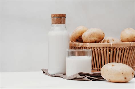 감자 우유 대체 비 유제품 음료는 유리와 병에 담겨 있습니다 건강한 채식주의 자 및 비건 음료 개념 유당 프리 우유 건강한 식생활에 대한 스톡 사진 및 기타 이미지 Istock