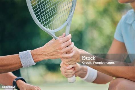 손을 모으고 테니스 라켓과 여자 운동 선수와 코치하고 훈련을 지원하고 도움을줍니다 여성 스포츠 목표 및 동기 부여에 대한 코칭