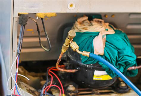 유지 보수 공장에서 진공에 의한 기술자 수리 냉장고를위한 도구 0명에 대한 스톡 사진 및 기타 이미지 0명 검사 보기 냉장고 Istock