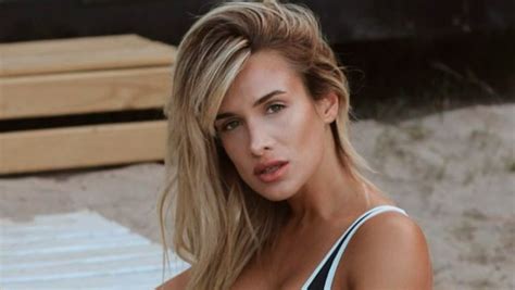 Cami Homs Lució Un Traje De Baño Retro Estilo Noventero Con
