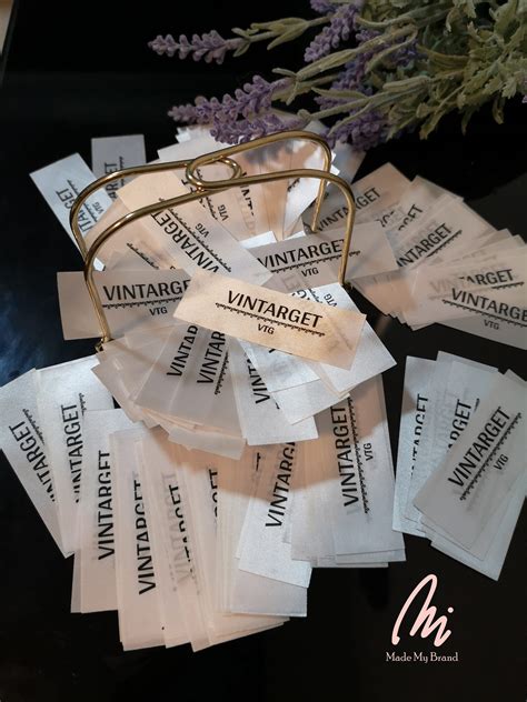 ป้ายเลเบลโลโก้แบรนด์ของลูกค้าสวยๆ 🤍 ขนาดที่ทำตามรูป คือ 25×70 Mm เนื้อผ้าซาติน แบบไม่มีขอบ