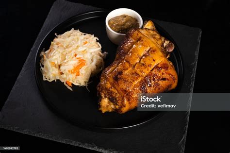 소금에 절인 양배추와 소스를 곁들인 육즙이 많은 맛있는 돼지 고기 너클 건강한 식생활에 대한 스톡 사진 및 기타 이미지 건강한 식생활 겨자나무 고급 요리 Istock