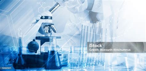 바이러스에 대한 현미경으로 작업하는 생화학 연구 과학자 닥터 맨은 설계를위한 화학 액체를 포함하는 실험실 유리 제품에 실험 결과의 역사를 씁니다 실험실에 대한 스톡 사진 및