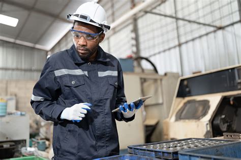 예비 공장에서 태블릿 컴퓨터로 예비 컴퓨터를 확인하는 아프리카계 미국인 엔지니어 남자 30 34세에 대한 스톡 사진 및 기타 이미지 30 34세 공사장 감독 공학