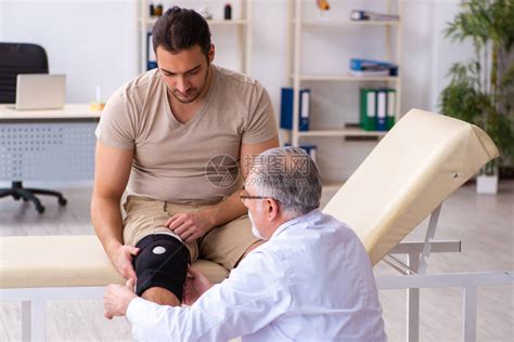 在医院看有经验的医生的高清图片下载 正版图片506723950 摄图网