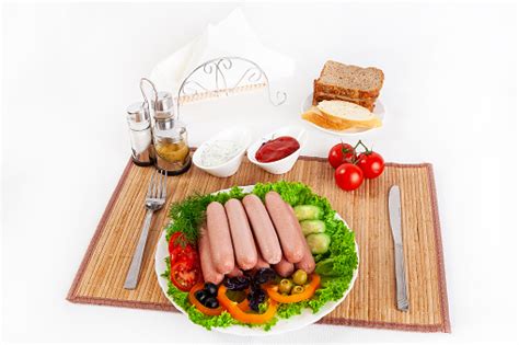 토마토 오이 채소와 소 하 세 삶은 지 검정 또는 흰색 빵 제공 완벽 한 추가 이다 매운 소스와 겨자 저녁 식사를 위해이 요리 제공 강도와 쾌활 합니다 갈색에 대한 스톡