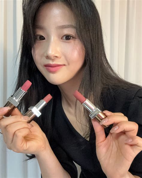 소진 제품협찬 Pradabeauty 프라다의 아이코닉 립스틱 프라다 모노크롬이 소장가치 높은 브라운 리미티드 컬렉션으로 출시되었다는 소식 전해요 🕶️ 올해의