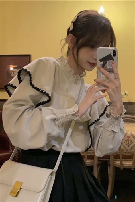 하프닌 베이지블랙 로덴 러플 케이프 배색 벌룬 소매 프릴 긴팔 페미닌 러블리 유니크 여친룩 데이트룩 가을 가을신상 가을블라우스 스웨이드 빅사이즈 블라우스 티셔츠