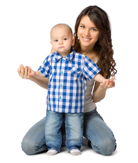 Junge Mutter Mit Ihrem Sohn Stockbild Bild Von Hintergrund Kind