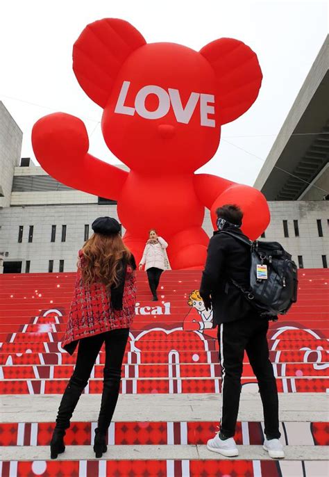 [광화문갤러리] 크리스마스 이브 전세계 트리 다 모아봤다 아주경제