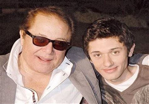 كريم محمود عبدالعزيز ينشر فيديو لوالده يغني حلم كل مصري مصراوى