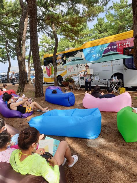 사단법인 작은도서관만드는사람들 강원일보202083 책과 함께 여름휴가 즐기세요