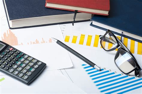 홈 절감 예산 개념입니다 차트 회계 장부 펜 계산기 및 나무 사무실 테이블에 안경 1 달러 지폐 미국 지폐 통화에 대한 스톡 사진 및 기타 이미지 1 달러 지폐 미국