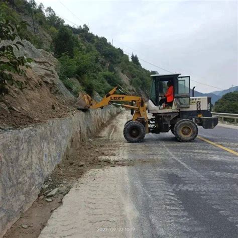碧口公路段开展路容路貌专项整治行动路面养护环境