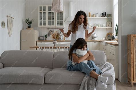 Mujer Enojada Madre Culpando A La Niña Triste Regañando A Su Hija En