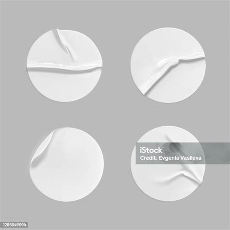 흰색 둥근 구겨진 스티커 모의 세트 접착제 투명 백서 또는 회색 배경에 접착 주름 효과 플라스틱 스티커 라벨 빈 템플릿 레이블 또는 가격 태그입니다 3d 사실적 벡터 라벨에