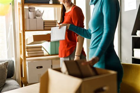 사무실에서 골판지 상자와 패키지를 분류하고 정리하는 두 명의 여성 기업가 배달부에 대한 스톡 사진 및 기타 이미지 배달부 젊은 여자 주기 Istock