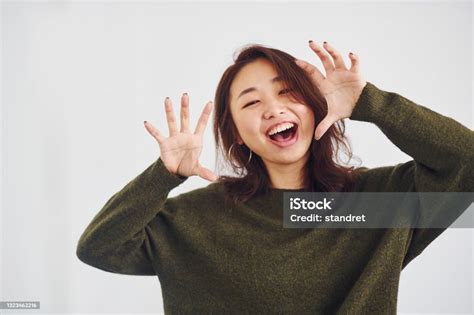 흰색 배경에 대한 스튜디오에서 실내에 서 행복한 아시아 어린 소녀의 초상화 25 29세에 대한 스톡 사진 및 기타 이미지 25 29세 감정 귀여운 Istock