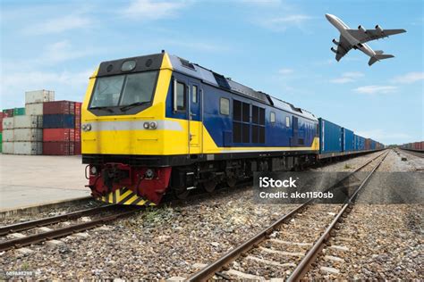 창 고 사용 가져오기 내보내기 물류 배경에서 화물 열차 컨테이너 화물 열차 플랫폼 가져오기 내보내기 물류 개념입니다 철도에 대한 스톡 사진 및 기타 이미지 Istock