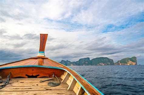 태국 코피피 섬의 석회암 바위 전망 긴 꼬리 보트에서 볼 수 있습니다 이국적이고 열대적인 자연 여름 낙원 0명에 대한 스톡 사진 및 기타 이미지 Istock