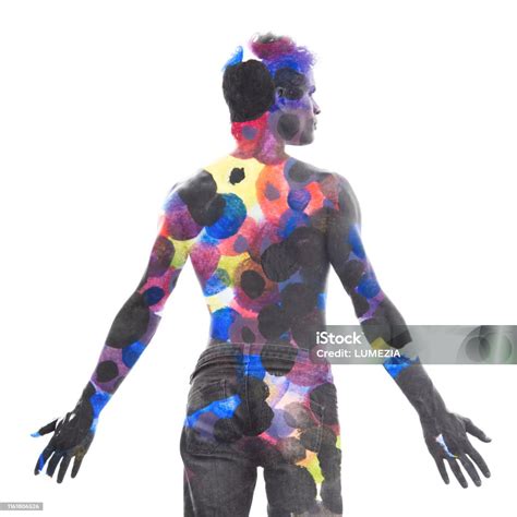 페인트 도장 흰색 배경에 손으로 그린 그림과 혼합 된 젊은 셔츠없는 남성 모델의 이중 노출 Mental Wellbeing에 대한 스톡 사진 및 기타 이미지 Istock