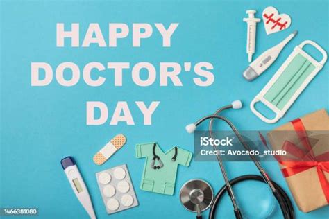 파란색 배경에 진저브레드가 있는 의사의 날 인사말 카드 선물 상자 청진기 및 의료 장비 형태의 의사의 날을위한 쿠키 의학 개념