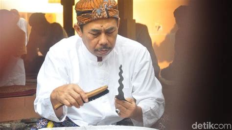 Melihat Penjamasan Keris Dan Trisula Peninggalan Sunan Kudus