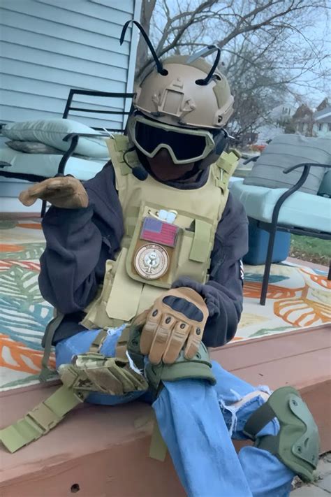 Roach Cosplay 7 8 Call Of Duty Cod Memes Call Off Duty