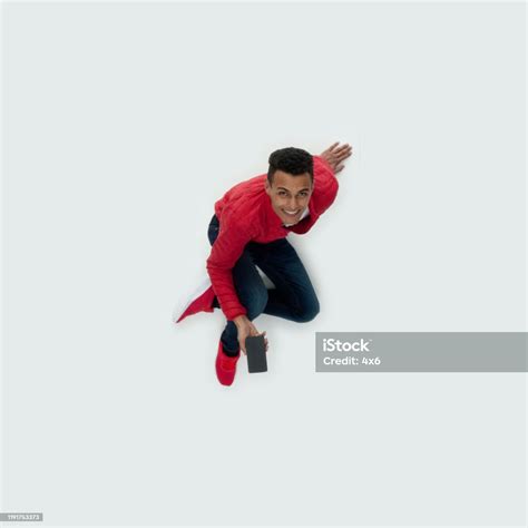 직접 위의 보기 공중 보기 전체 길이 카메라를 보고 한 남자 한 사람 만 2029 세 성인 잘 생긴 사람 검은 머리 짧은 머리 아프리카 민족 아프리카 계 미국인 민족 남성