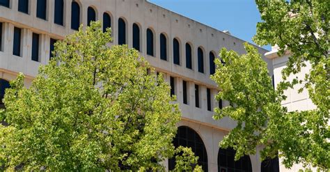 Occitanie 건물 외관 공공 건물 나무와 건물 녹색 단풍 녹색 디자인 대도시권 대칭 디자인 도시 경관 도시 나무 도시 녹지 도시 분위기 도시 설정