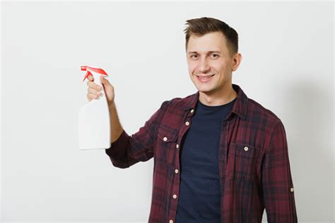 잘생긴 백인 웃 어 젊은 남자 셔츠에 흰색 병 스프레이 청소기의 스튜디오 초상화 흰색 배경에 고립 광고에 대 한 공간을 복사 합니다 와 텍스트에 대 한 장소 가사 개념 T