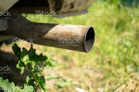 오래 된 자동차의 녹슨 더러운 배기 파이프입니다 머플러 닫습니다 전송 배출으로 환경 오염 문제입니다 생태 및 공기 오염 개념 환경 보전에 대한 스톡 사진 및 기타 이미지