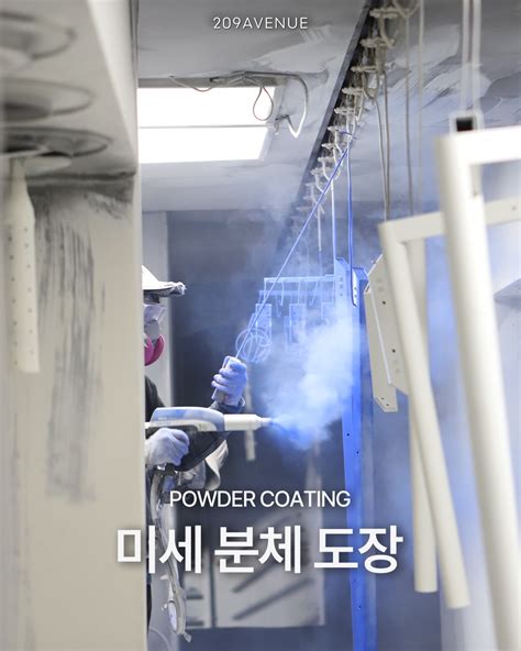 209애비뉴 가구 • 집꾸미기 • 책상 • 데스크 • 데스크테리어 제로스테이션타워 와 함께 벚꽃 시즌과 어울리는 핑크 데스크테리어🌸 209애비뉴 시그니처 데스크